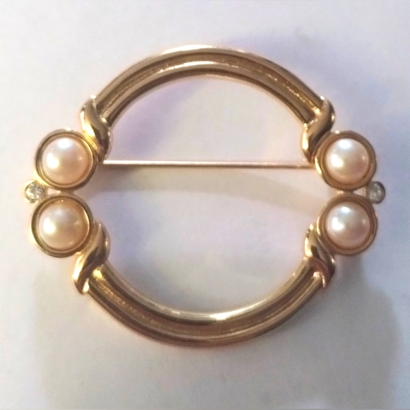 Monet | Jewelry | Vtg Monet Signed Gold Tone Faux Pearl Circle Pin ...